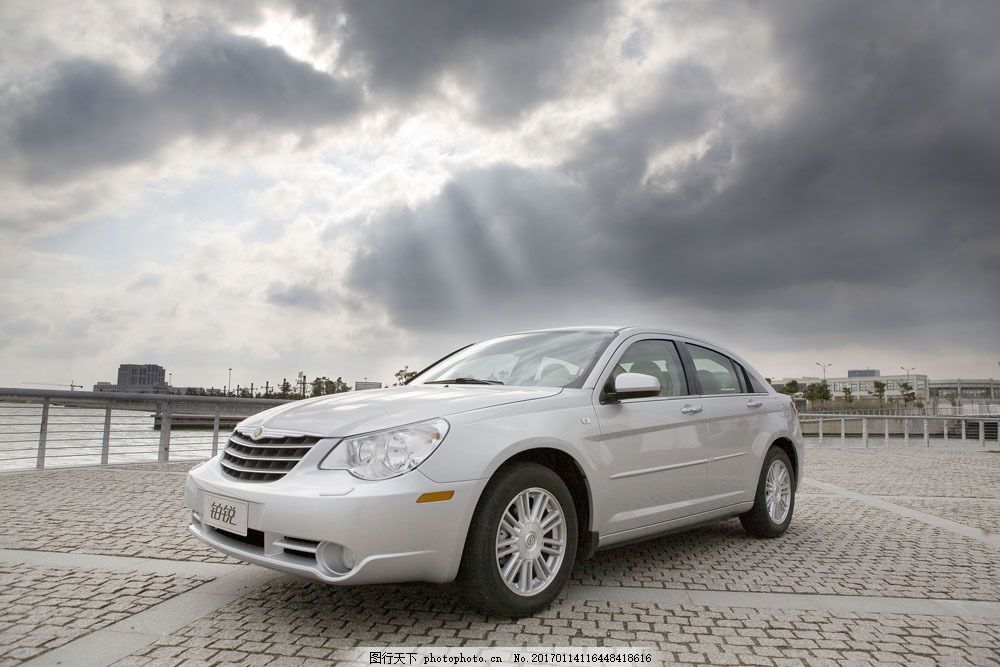 白色轿车摄影图片_科学研究_金融科技-图行天下素材网