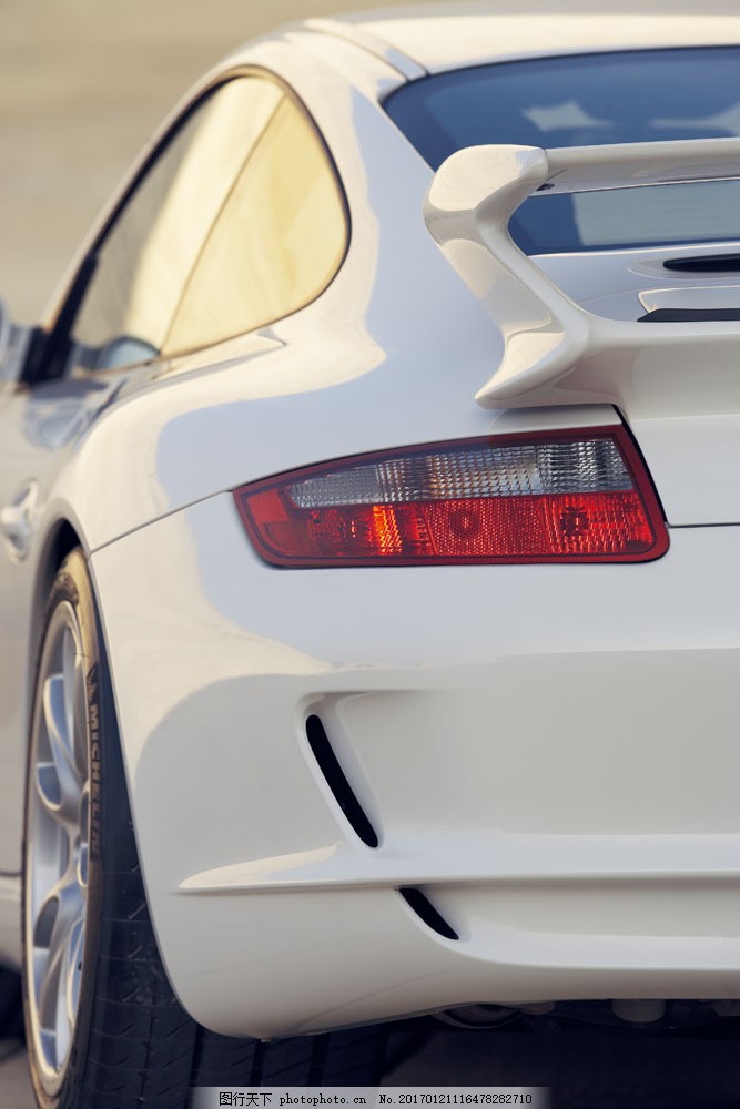 白色轿车特写图片_科学研究_金融科技-图行天下素材网